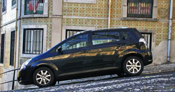 Begini Cara Parkir Mobil di Jalan Miring supaya Tak Menggelinding